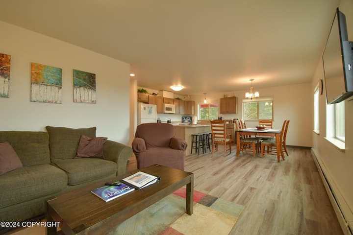 The Otter Suite: Views In Town! - Homer, AK