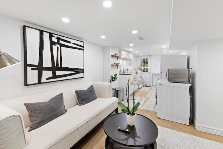 Bright Basement Apartment, Roncesvalles - トロント