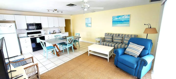 9th St Duplex - Dock, Private Pool Club. Porch - Key Colony Beach, FL