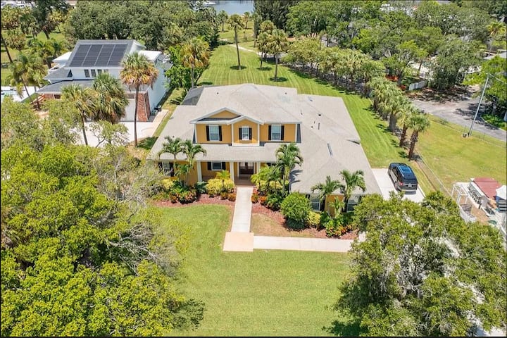 Spacious Tropical Home Away From Home - Tarpon Springs, FL