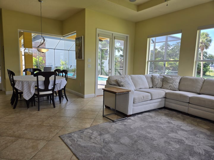 Spacious Tropical Suite - Tarpon Springs, FL