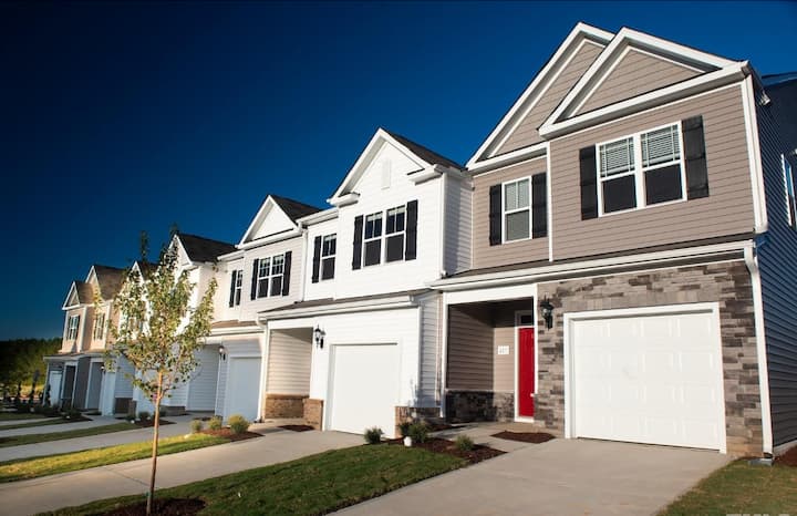 3 Bdr Charming Clayton Getaway - Clayton, NC