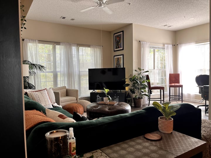 Calm & Cozy: An Atlanta Hideaway - Smyrna, GA