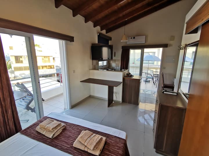 Downtown Studio 6 With Balcony & Terrace - Larnaca