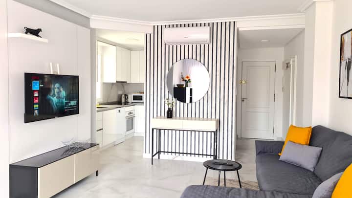 Apartment With Pool And Parking - Torrevieja