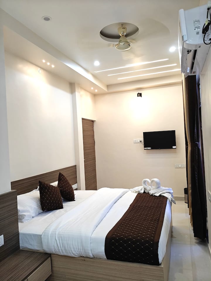 Superior Ac Double Bed Room - Glow Inn Homestay - Mughalsarai