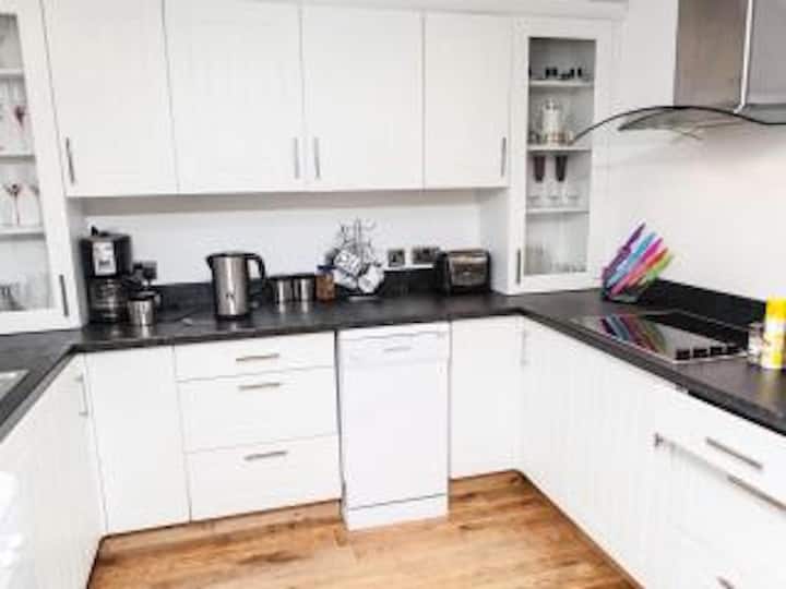 Detached House Ideal Location - Redhill