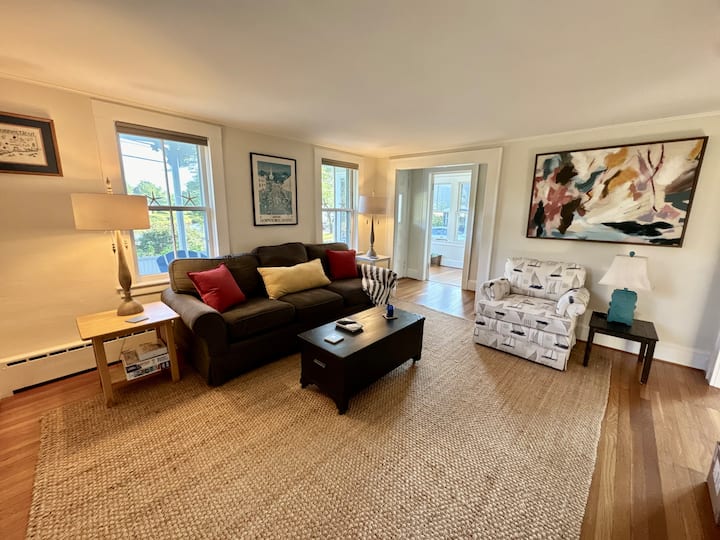 Cottage By The Cove With Water Views! - Misquamicut, RI