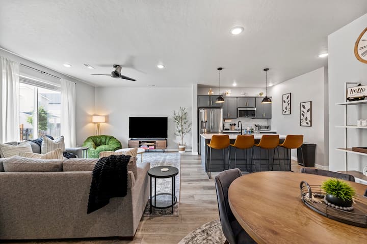 Cozy, Comfy, Clean, New Home By Boise Airport! - Boise, ID