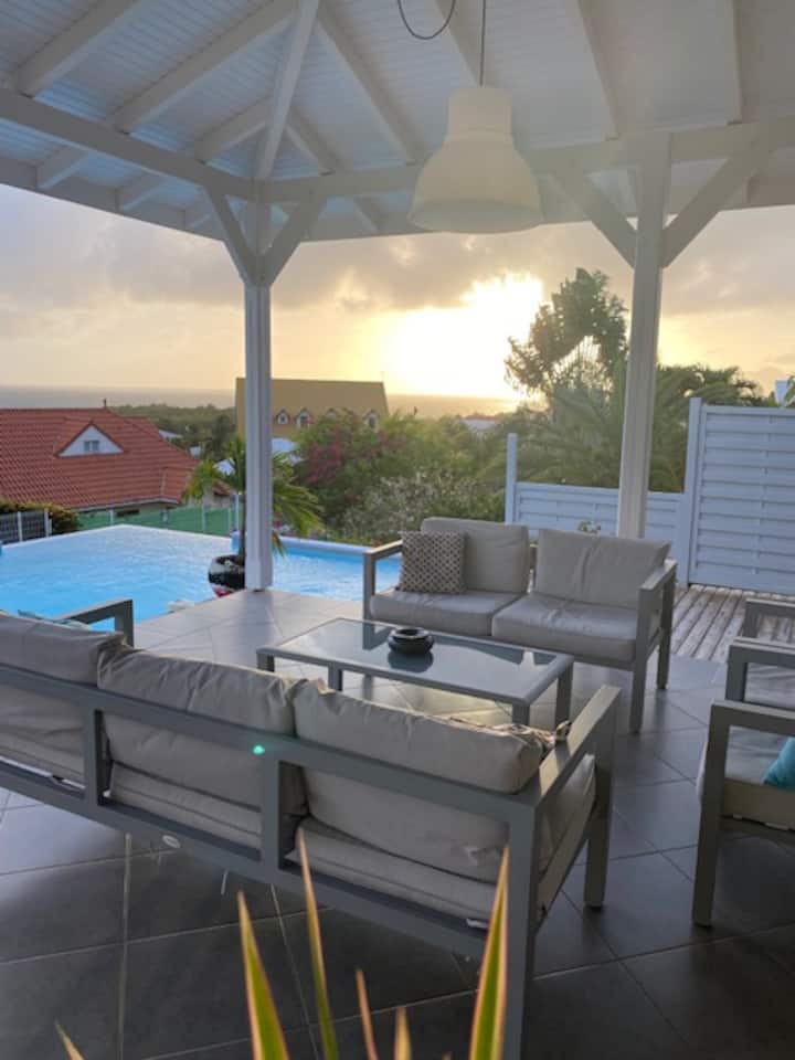 Villa Café
2 Suites, 2 Chambres, 3 Salles Deau - Martinique