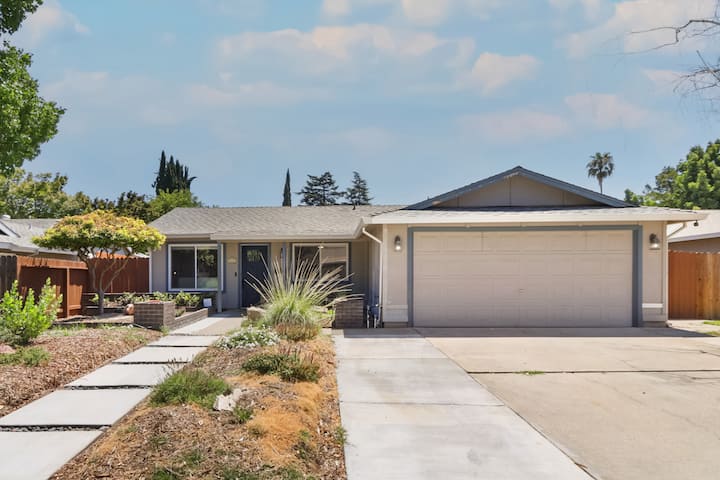 Beautiful Home With Swimming Pool In A Nice Area - Sacramento, CA