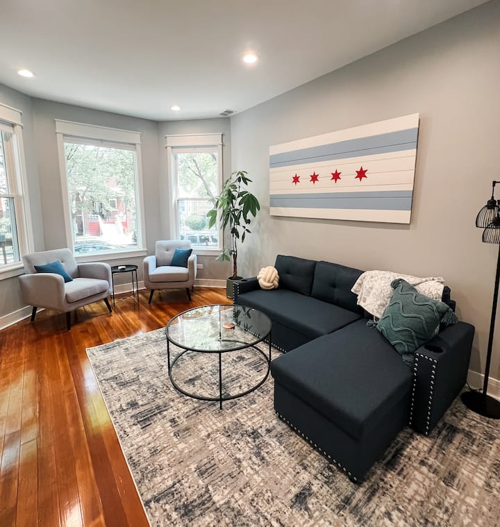 Updated Logan Sq Apt On Quiet St - Chicago, IL