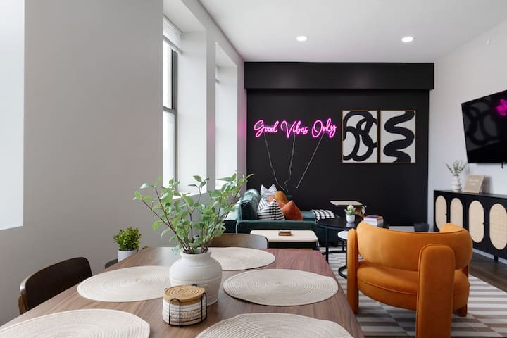 Minutes To Downtown | Gym, Ping Pong | 65" Uhd Tv - Cleveland