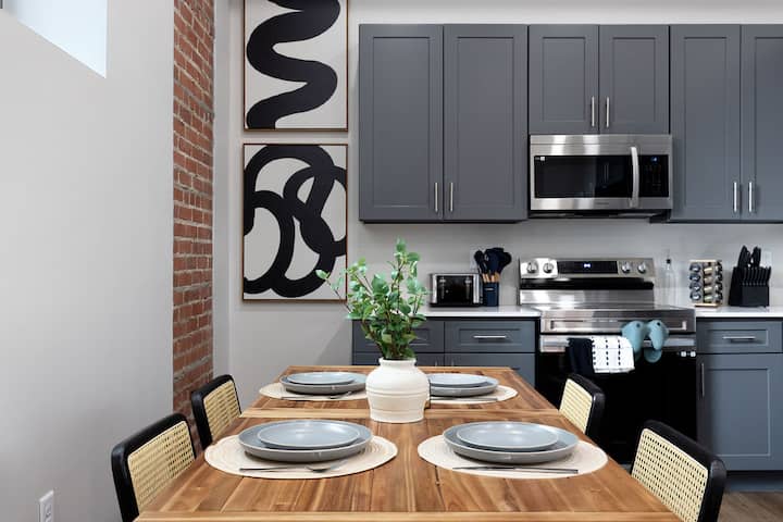 King Bed | Gym, Ping Pong | 10 Min. To Downtown - Cleveland