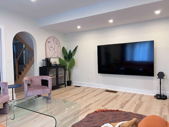 The Strawberry Moon - Vibrant Urban Retreat - Niagara Falls