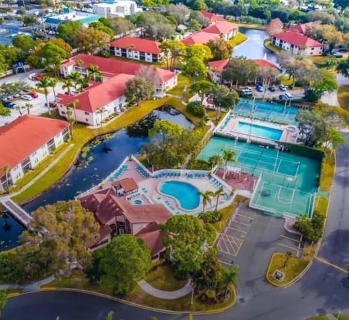 Five Beach Retreat * Best Value @ Shorewalk Resort - 