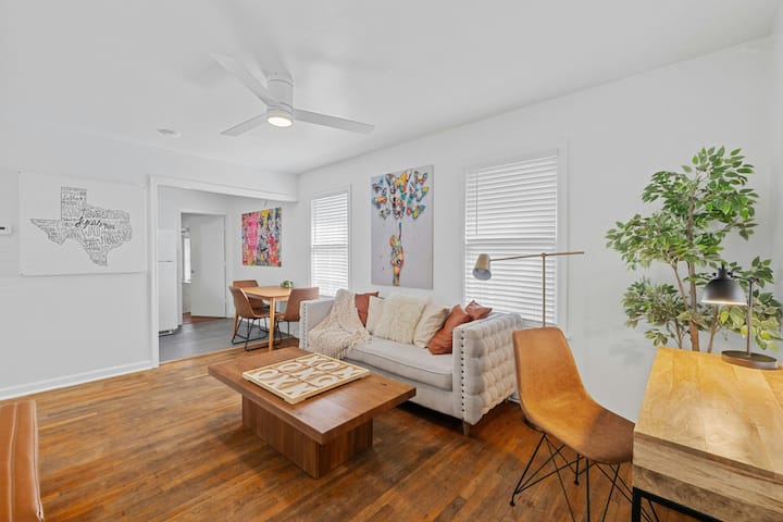 Artsy Chic Bungalow - Up To 6 Guests - Austin, TX