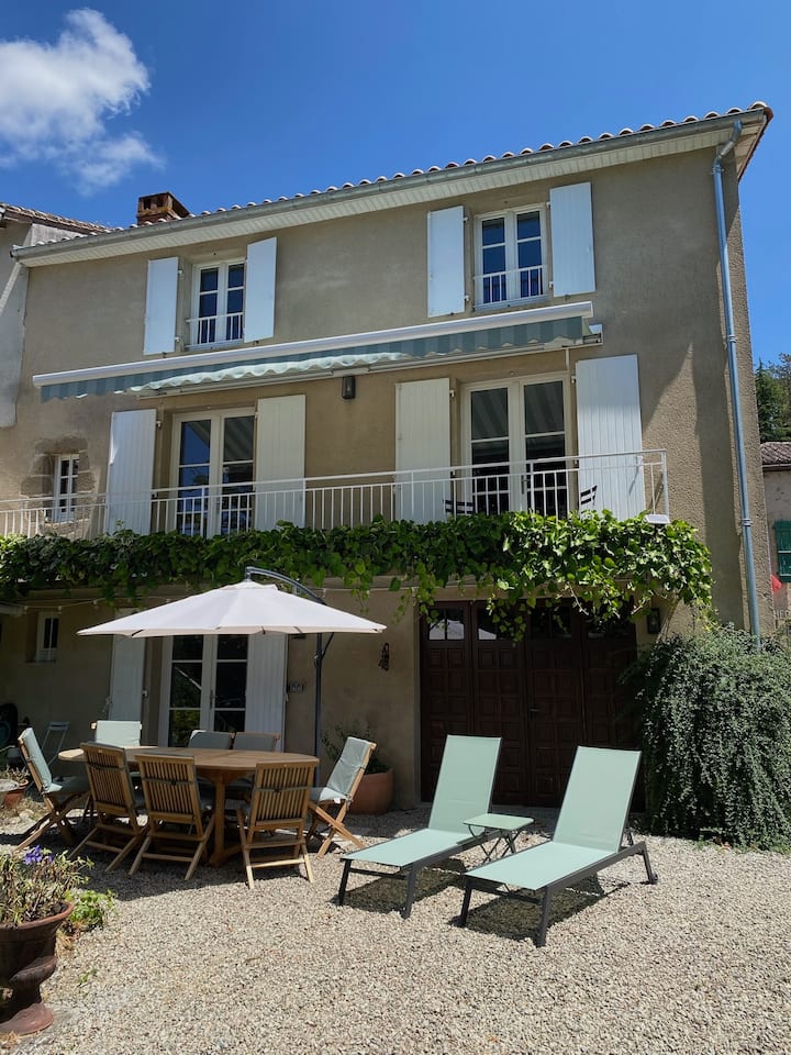 Le Caprice, Garden, River And Chateau - Esse