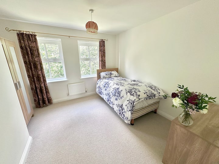 Spacious Single Room Near Oxford W/ Desk - Oxford