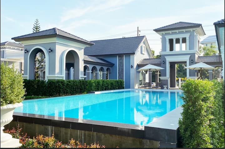 Golden Town The Best Location & Full Facility - Chiang Mai