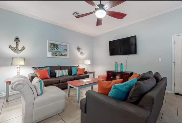 Ground Level Condo W Deck |Near Beach | Pool - Corpus Christi, TX
