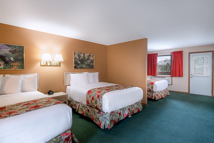 Aloha Beach-family Suite Balcony - Wisconsin Dells, WI