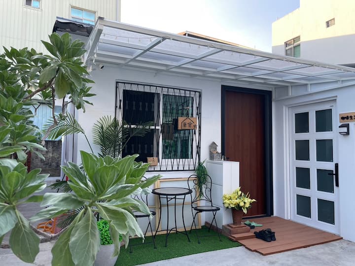 包棟月租《老宅方》｜2房2衛•獨棟平房•有庭院有車位｜靜巷可炊•挑高無樓梯｜適合數位游牧族旅居生活 - Tainan City