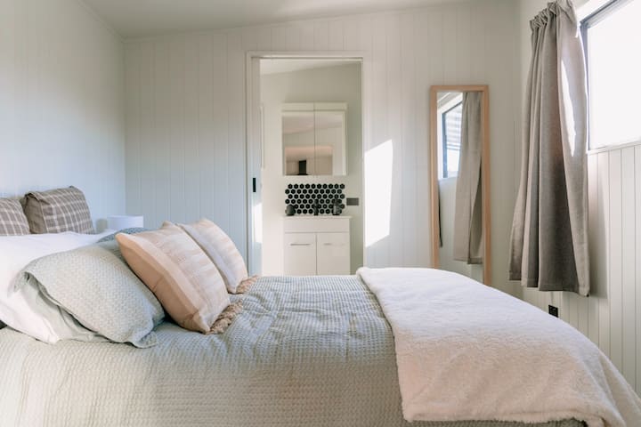 Mountain Cabin - Central, Cosy And Cute With Views - Wanaka