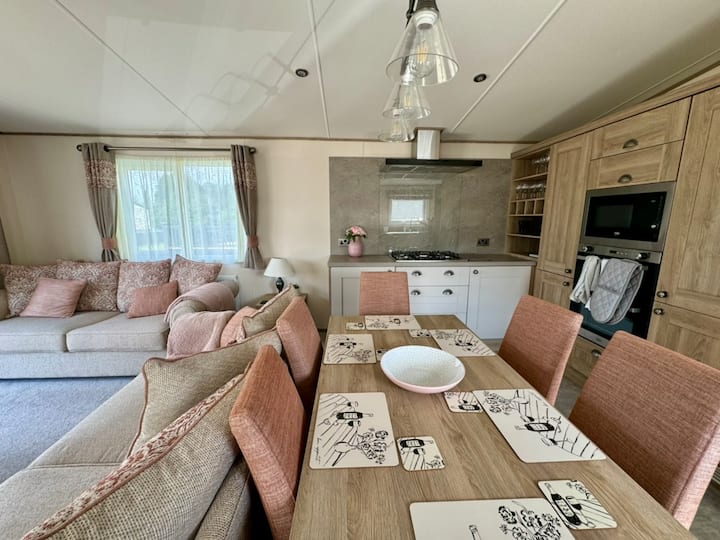 Wine Down Retreat - Free Hoburne Passes Included - Cotswolds