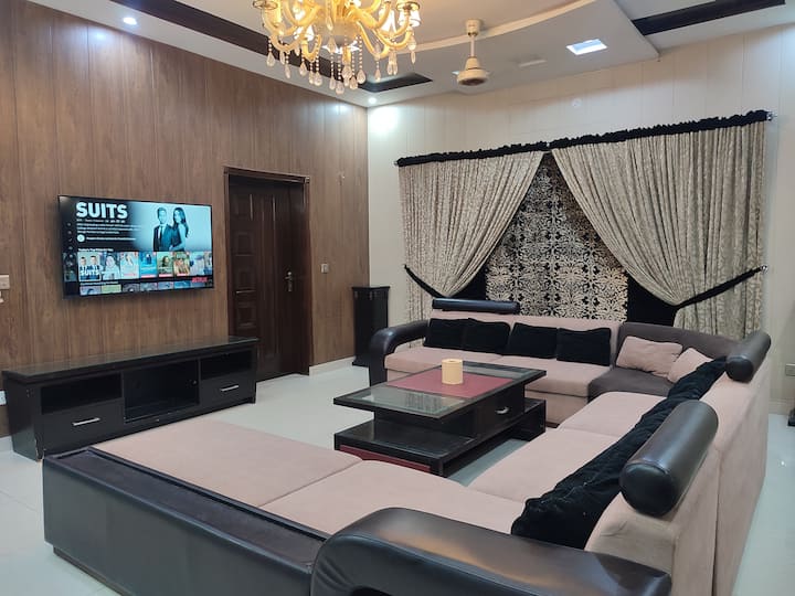 3 Br Serviced Ground Floor Near Emporium Mall - Lahore