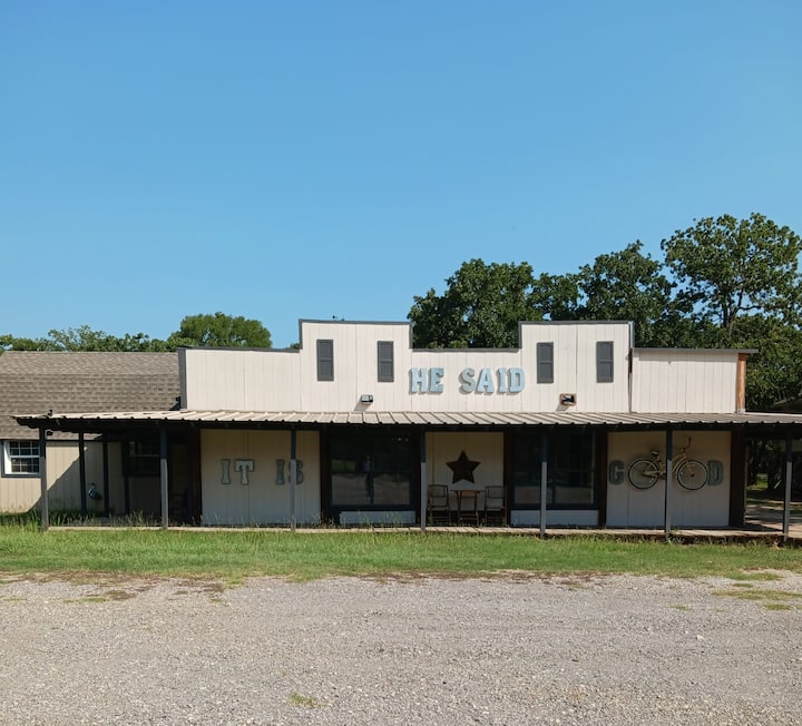 Interrwellness Camping Barn - Joshua, TX