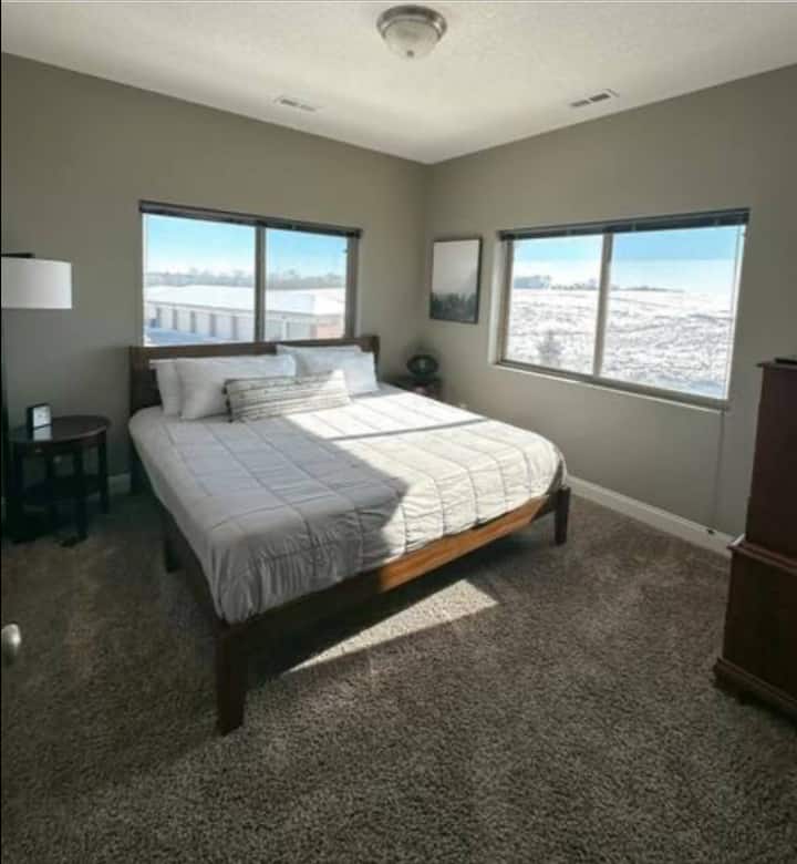 Jaunty Jovial Jubilee 2 King End Unit W/gym - West Des Moines, IA