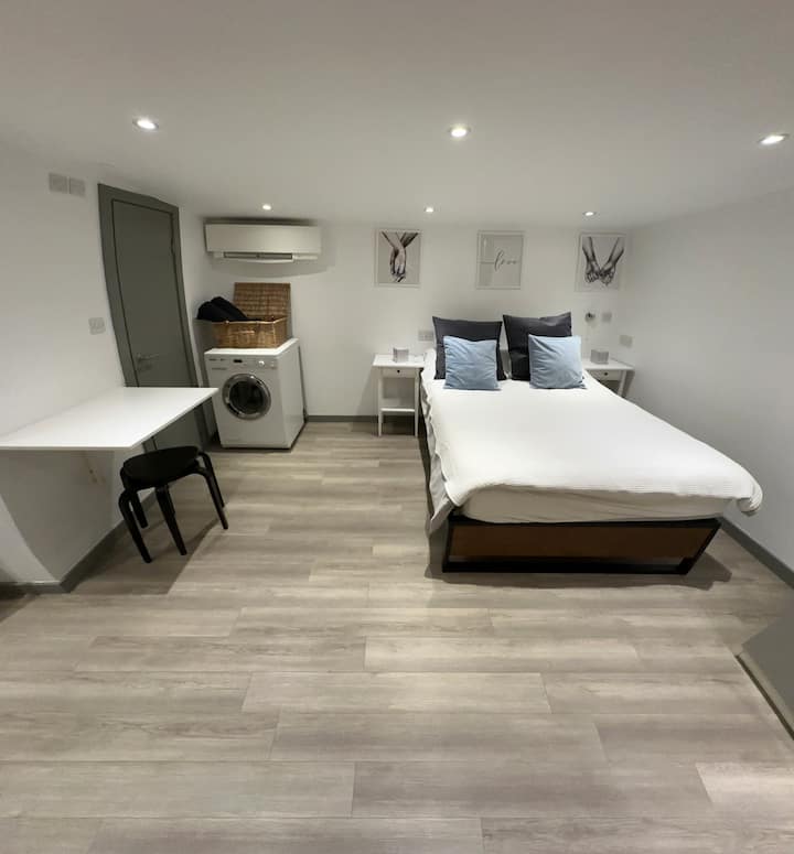 <Tiny Cosy Home> - London, UK