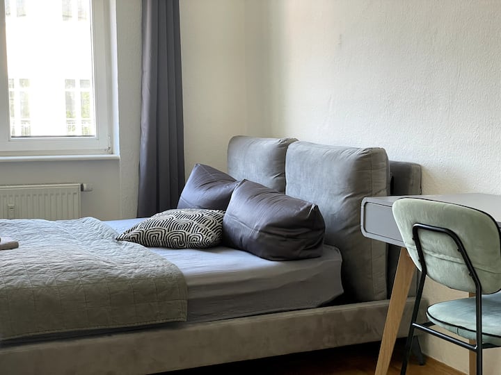 Spacious 5 Bedroom Apartment W/balcony For Groups - Berlin