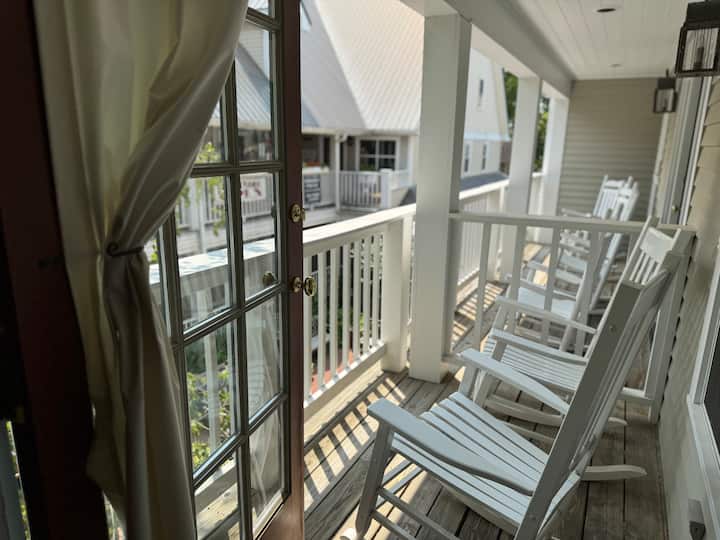 Artists Colony Inn / Deluxe Queen - Nashville, IN
