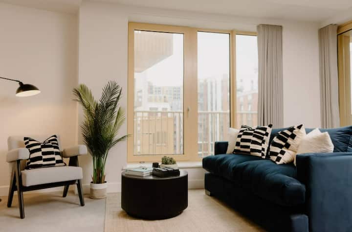 Stylish One-bedroom + Balcony In Prime London - London