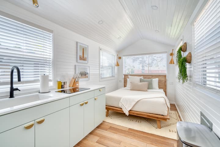 Teal & Terrazzo: Bright Portland Tiny Home - Laurelhurst - Portland