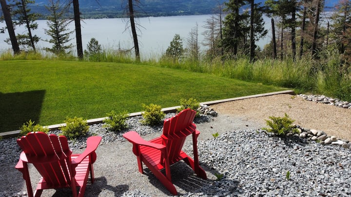 Lakeside Retreat With Stunning Views & Relaxation - Salmon Arm
