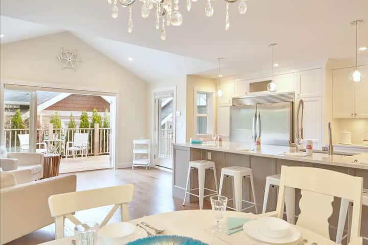 Daisy's Guesthouse (6 Bedrooms) *New & Clean ! - Mount Seymour