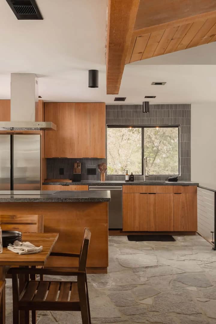 New! Remodeled Modern Creekside, 30min Yosemite - Oakhurst, CA