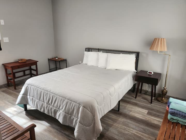 The Cycle Inn #1, Downtown Hermann Queen Suite - Hermann, MO