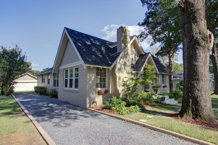 Walnut Manor - Business Casual - Texarkana, TX