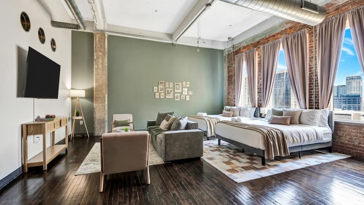 Cozy Penthouse Apt W/free Valet, Gym, Pool, View - Dallas, TX
