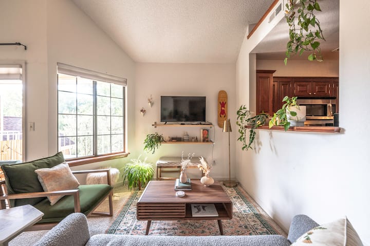 Cozy Boho Hideaway -Sunlight, Workspace & Hot Tub - Boulder, CO