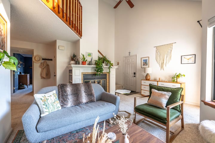 Cozy Boho Hideaway -Sunlight, Workspace & Hot Tub - Boulder, CO