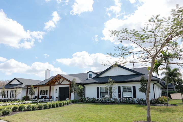 The Phoenix Estate-luxury Modern Farmhouse Getaway - Jupiter, FL
