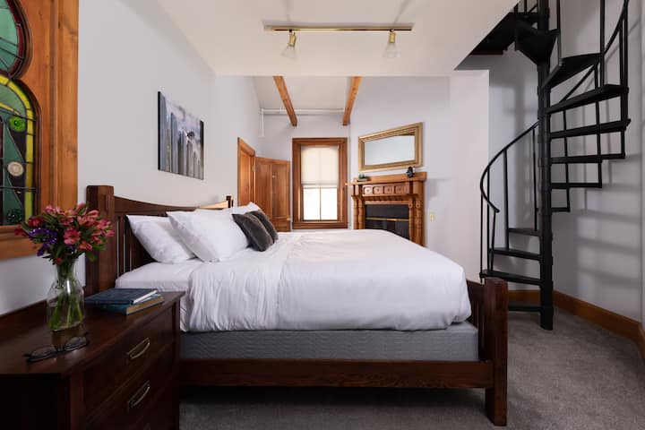 Riverboat Suites - Suite 8 - Galena, IL