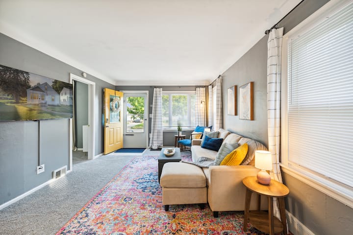 Cheerful & Clean 2br By Tcc & Zoo! Fenced Yard! - Holland, OH