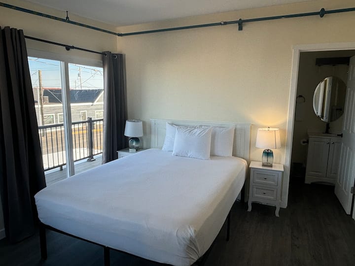 One Br Queen Suite W/deck & View - Ocean Shores, WA