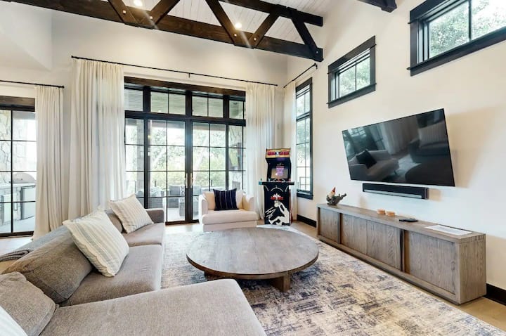 Designer 4br W Outdoor Tv Lounge - トラビス湖, TX